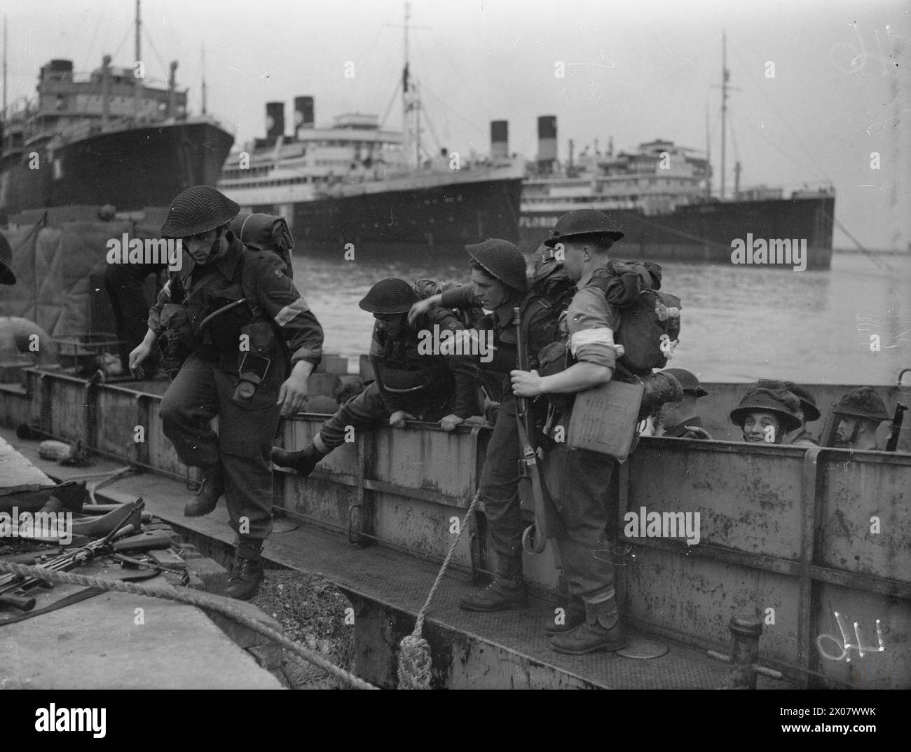 British troops disembark from LCPs during North Africa operations at ...