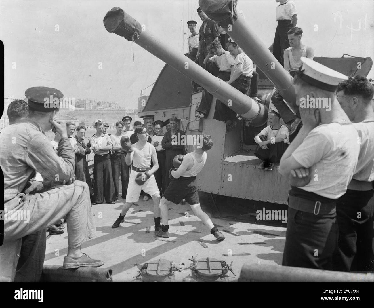 THE ROYAL NAVY DURING THE SECOND WORLD WAR - Members of the ship's ...