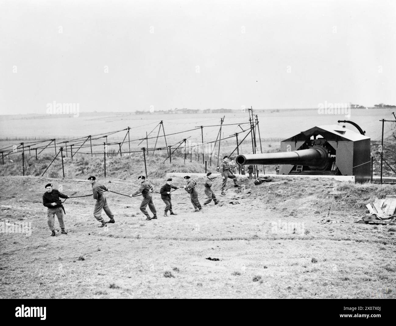 The Royal Marine Siege Unit operated the cross-channel guns 'Winnie ...