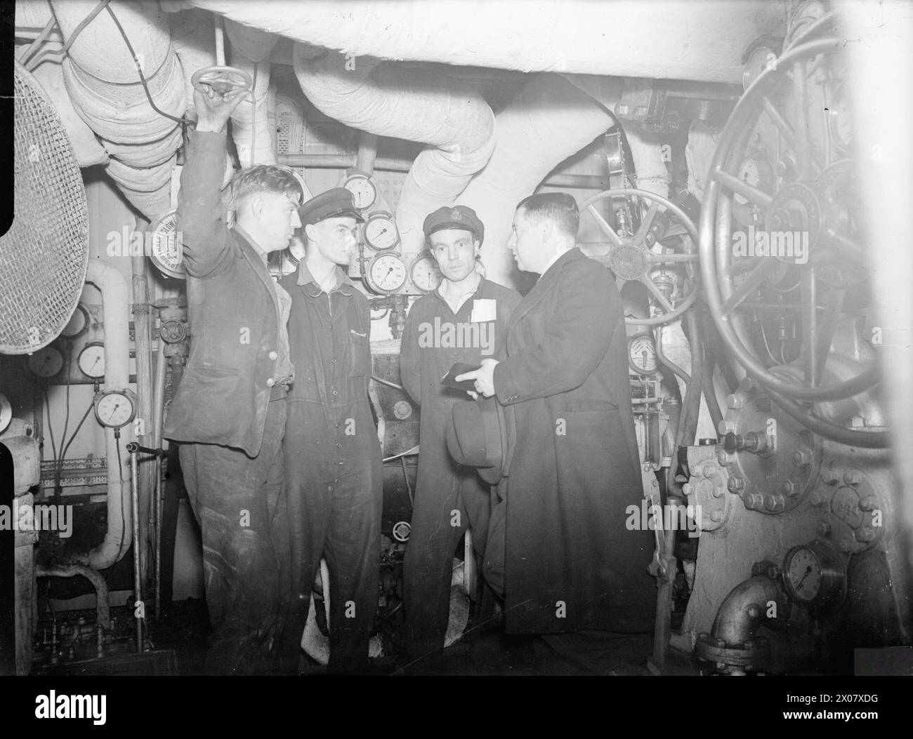THE ROYAL NAVY DURING THE SECOND WORLD WAR - Inside the engine room of ...