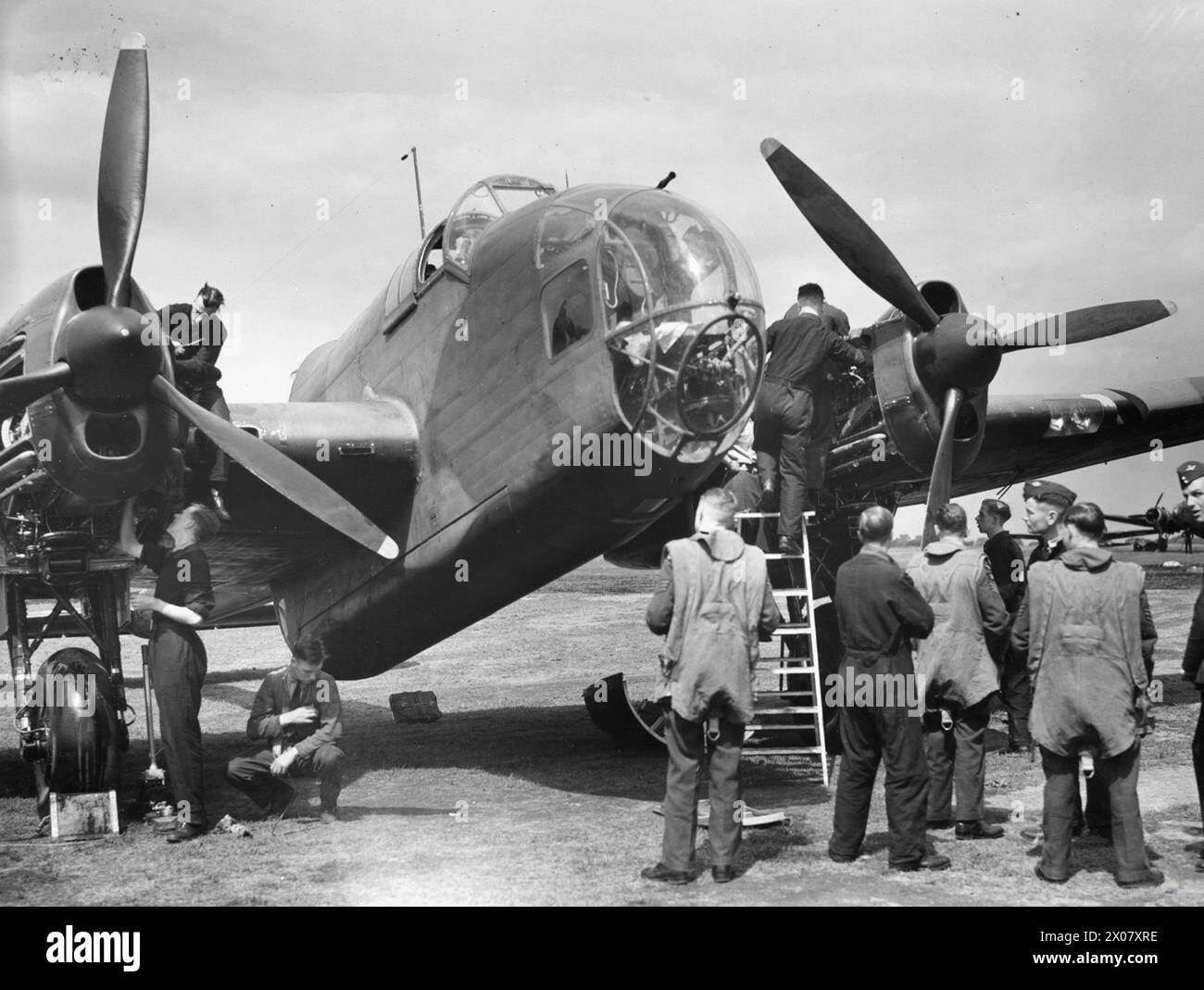 RAF BOMBER COMMAND 1940 - Handley Page Hereford with ground staff ...