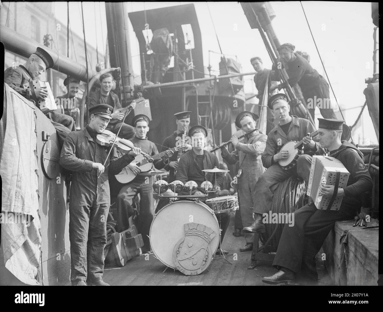 THE ROYAL NAVY DURING THE SECOND WORLD WAR - Members of the crew of the ...