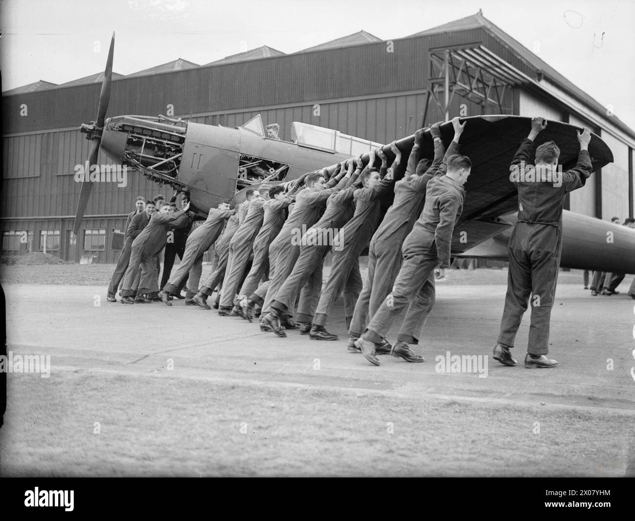 ROYAL AIR FORCE TRAINING COMMAND, 1939-1940. - Trainees manhandling a ...