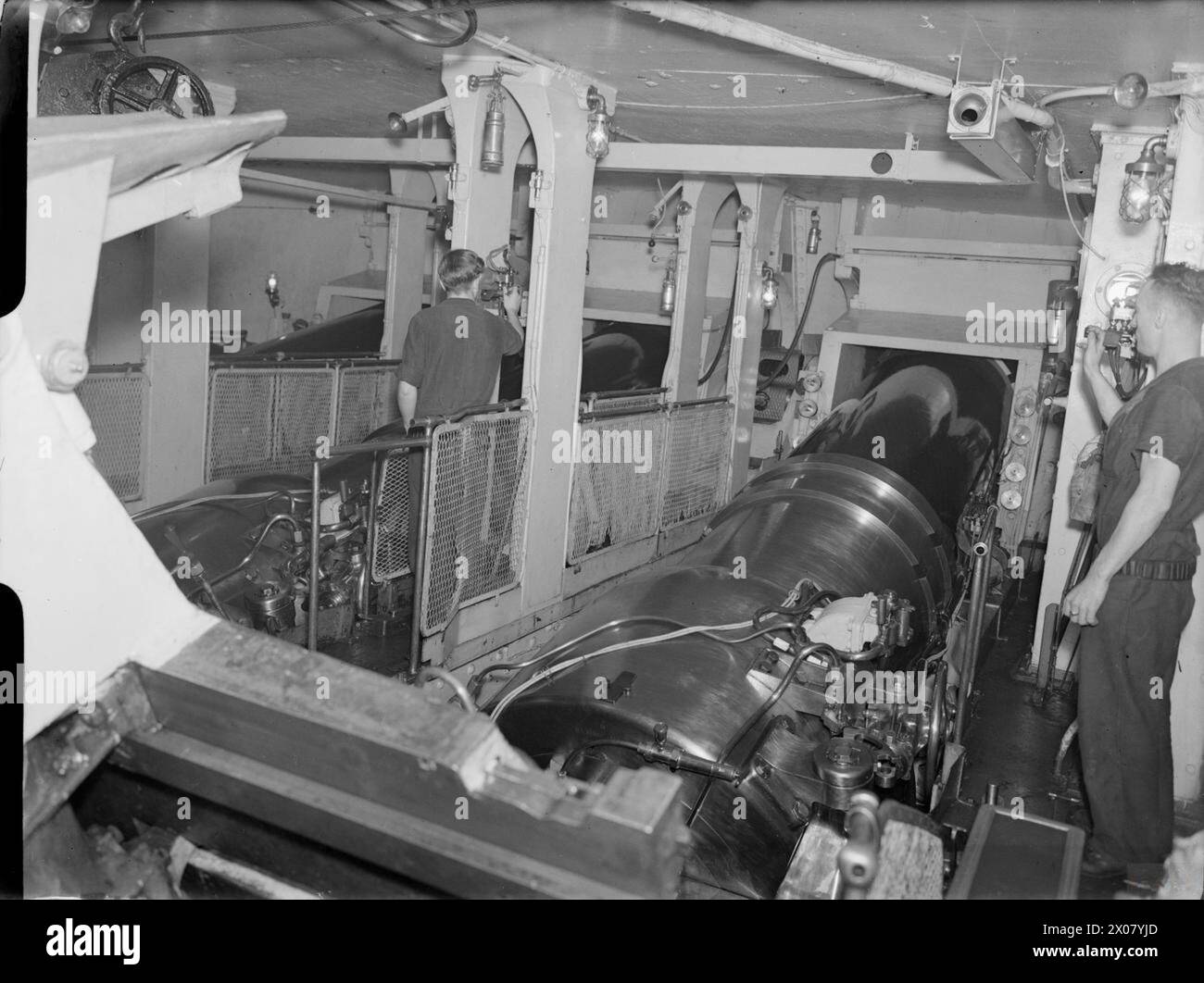 THE ROYAL NAVY DURING THE SECOND WORLD WAR - Inside the gunhouse of one ...