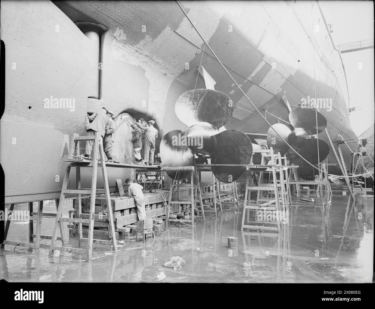 THE ROYAL NAVY DURING THE SECOND WORLD WAR - Workmen at work on the ...