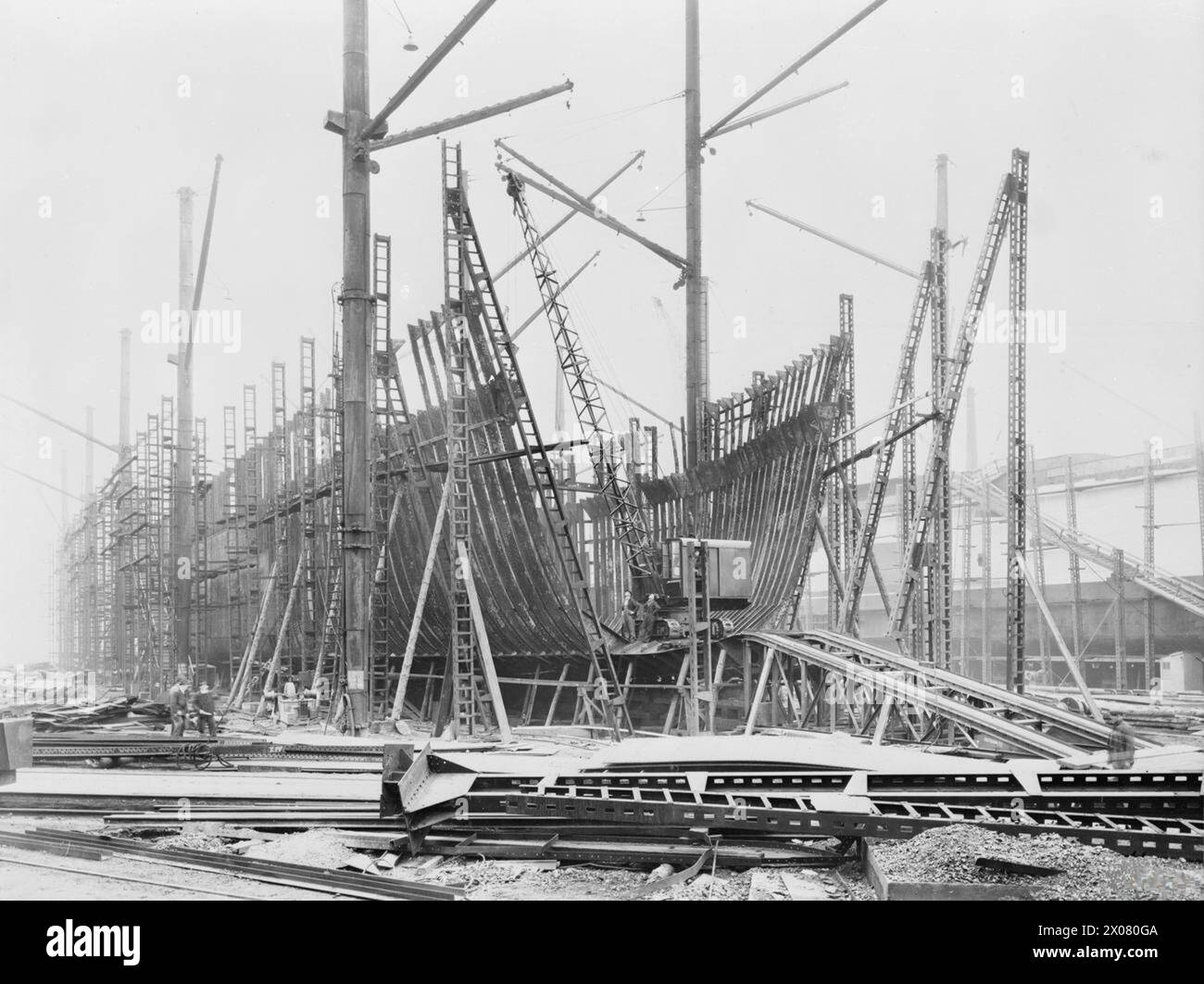 CRAWLER CRANES IN ACTION. 8 FEBRUARY 1944, SOUTHSHIELDS. - View down ...