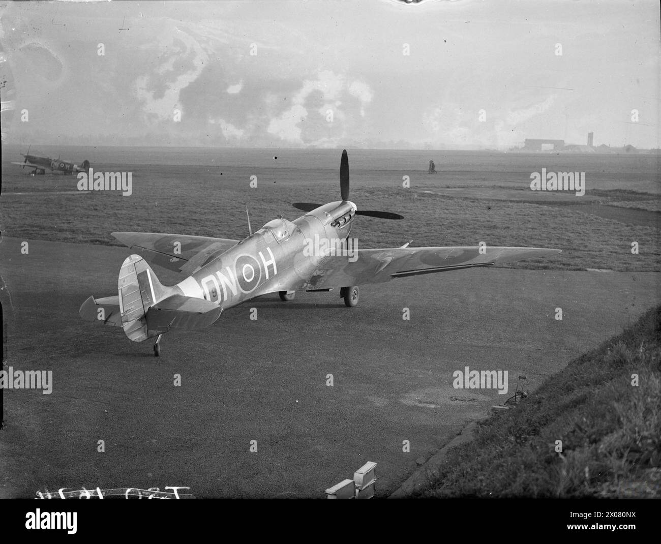 AIRCRAFT OF THE ROYAL AIR FORCE, 1939-1945: SUPERMARINE SPITFIRE ...