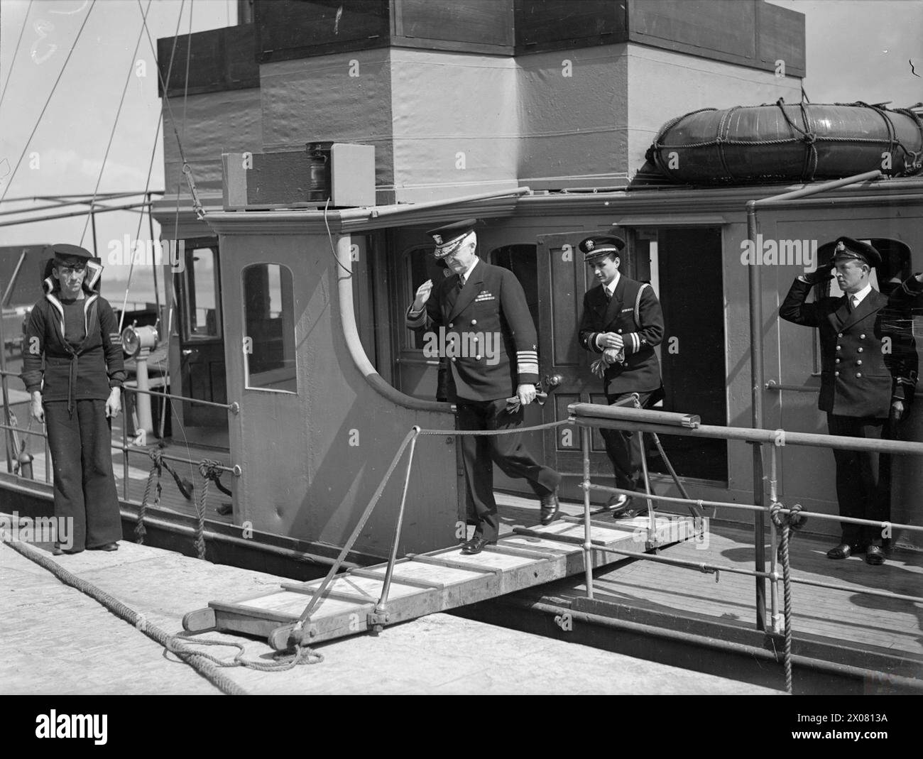 ADMIRAL STARK, C-IN-C US NAVAL FORCES IN EUROPE, VISITS FOIC GREENOCK ...