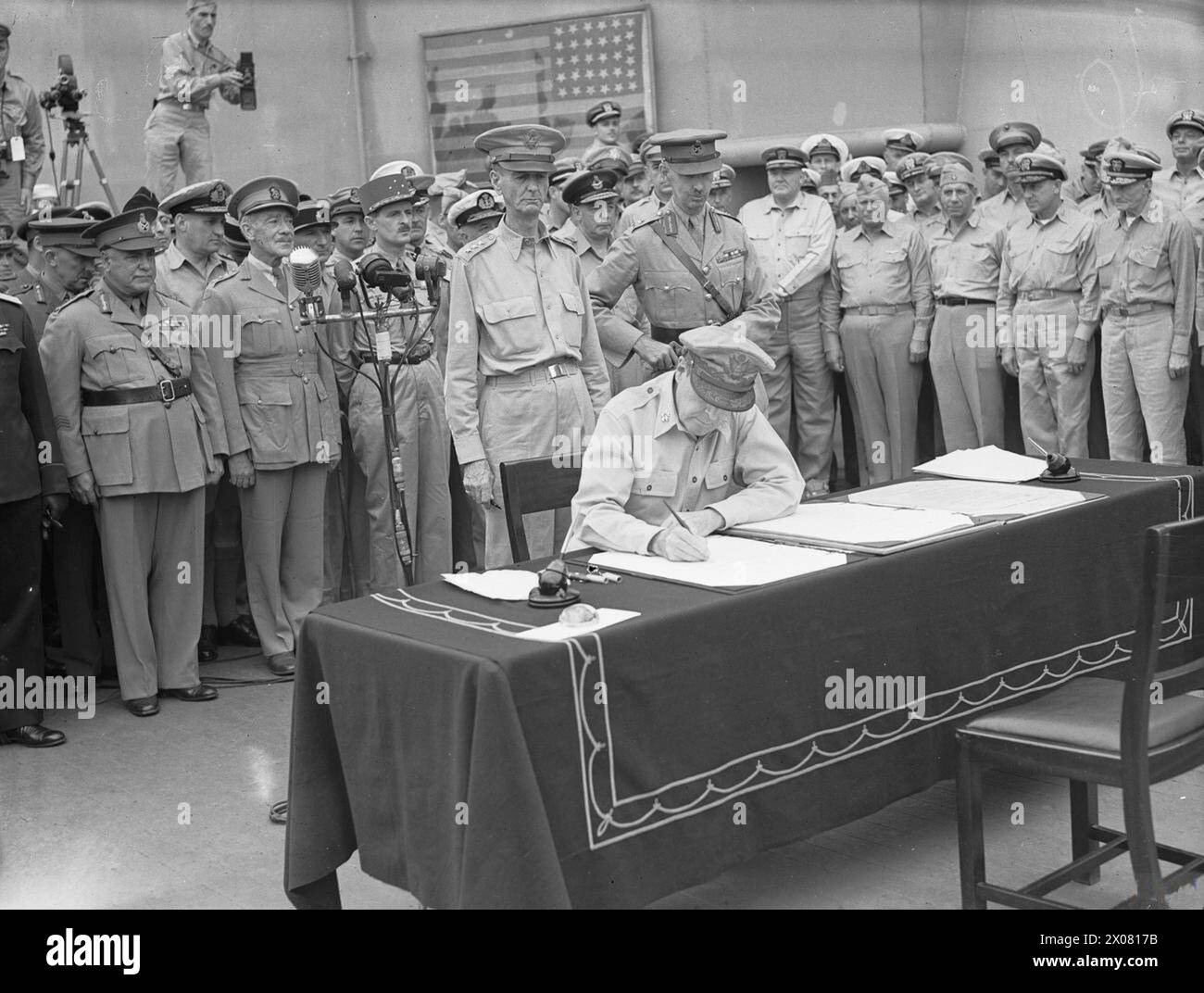 General Douglas MacArthur signs the Japanese surrender on 2 September ...