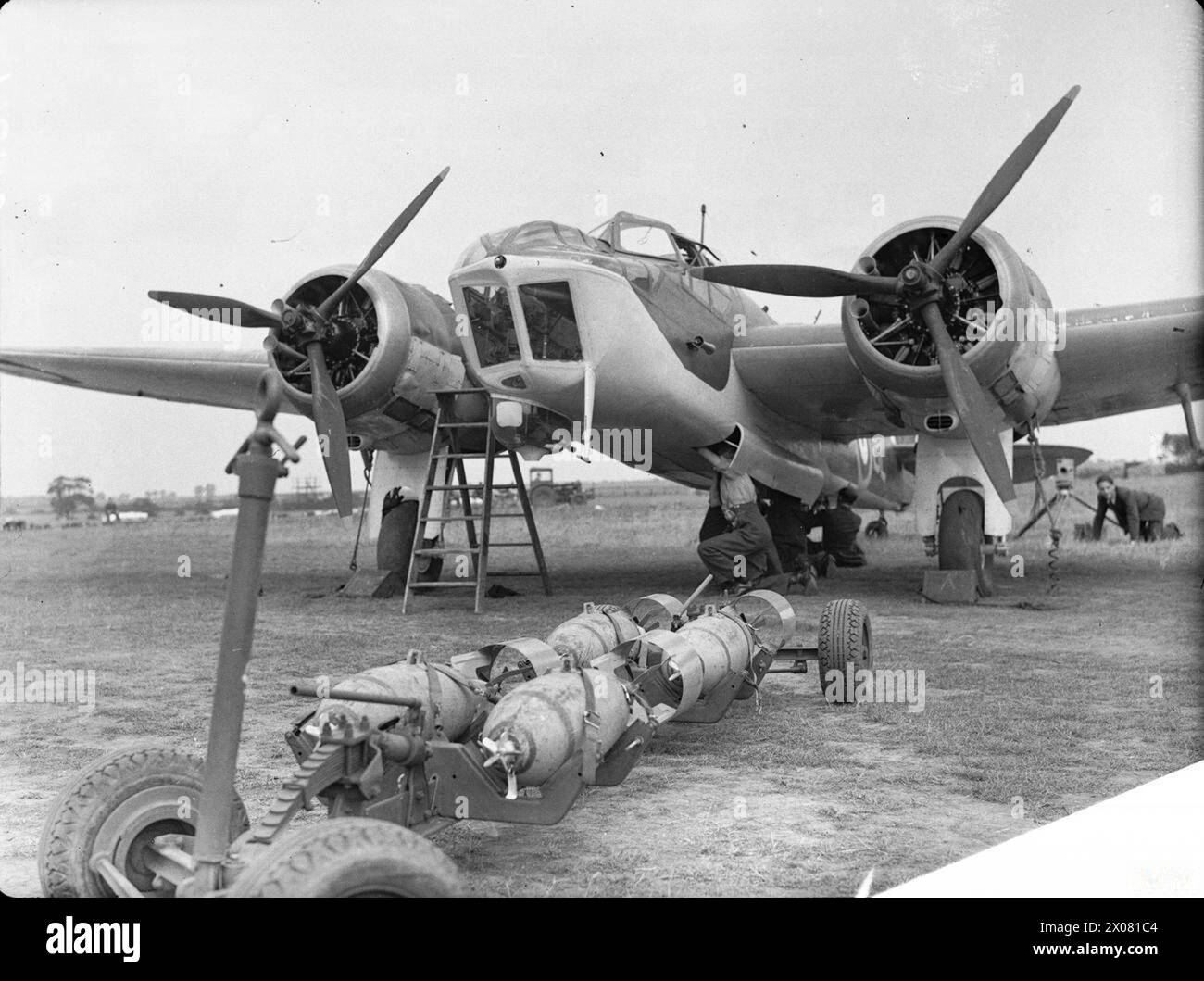 ROYAL AIR FORCE BOMBER COMMAND, 1939-1941. - Groundcrew preparing a ...