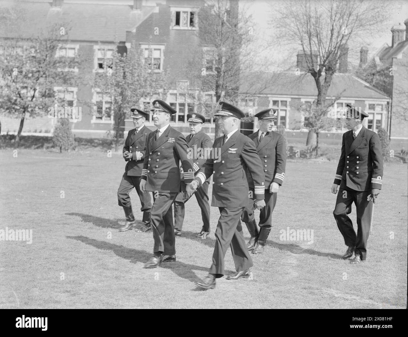 US NAVY REAR ADMIRAL VISITS BRITISH NAVAL ESTABLISHMENTS. APRIL 1943 ...
