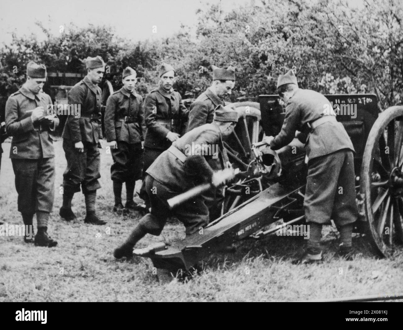 THE POLISH ARMY IN FRANCE, 1939-1940 - Polish gunners loading a French ...