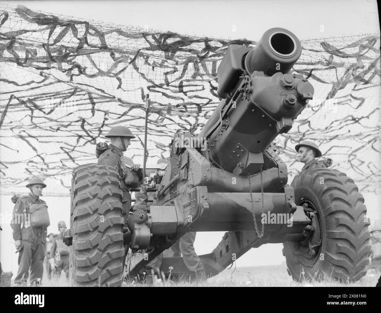 THE BRITISH ARMY IN THE UNITED KINGDOM 1939-45 - 6-inch howitzer ready ...