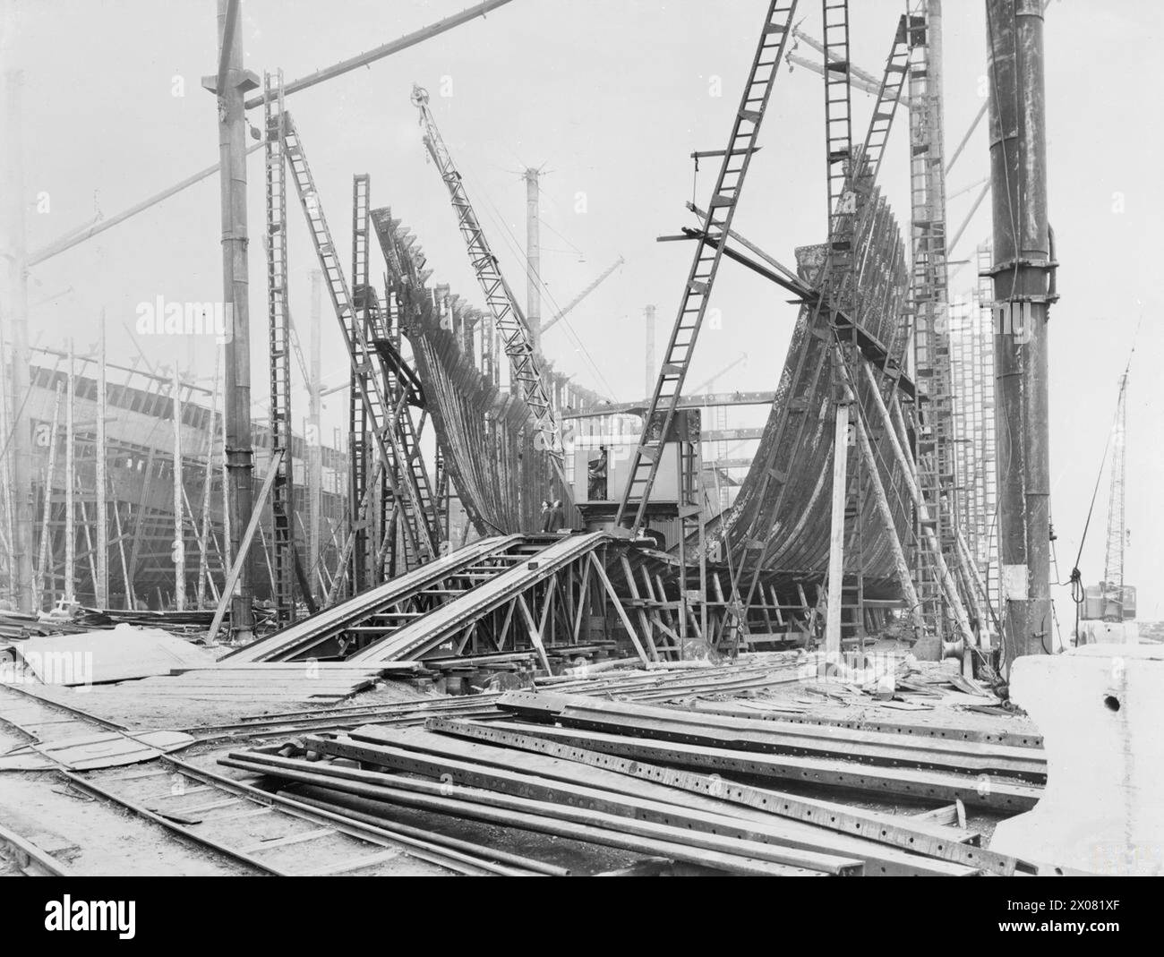 CRAWLER CRANES IN ACTION. 8 FEBRUARY 1944, SOUTHSHIELDS. - View down ...