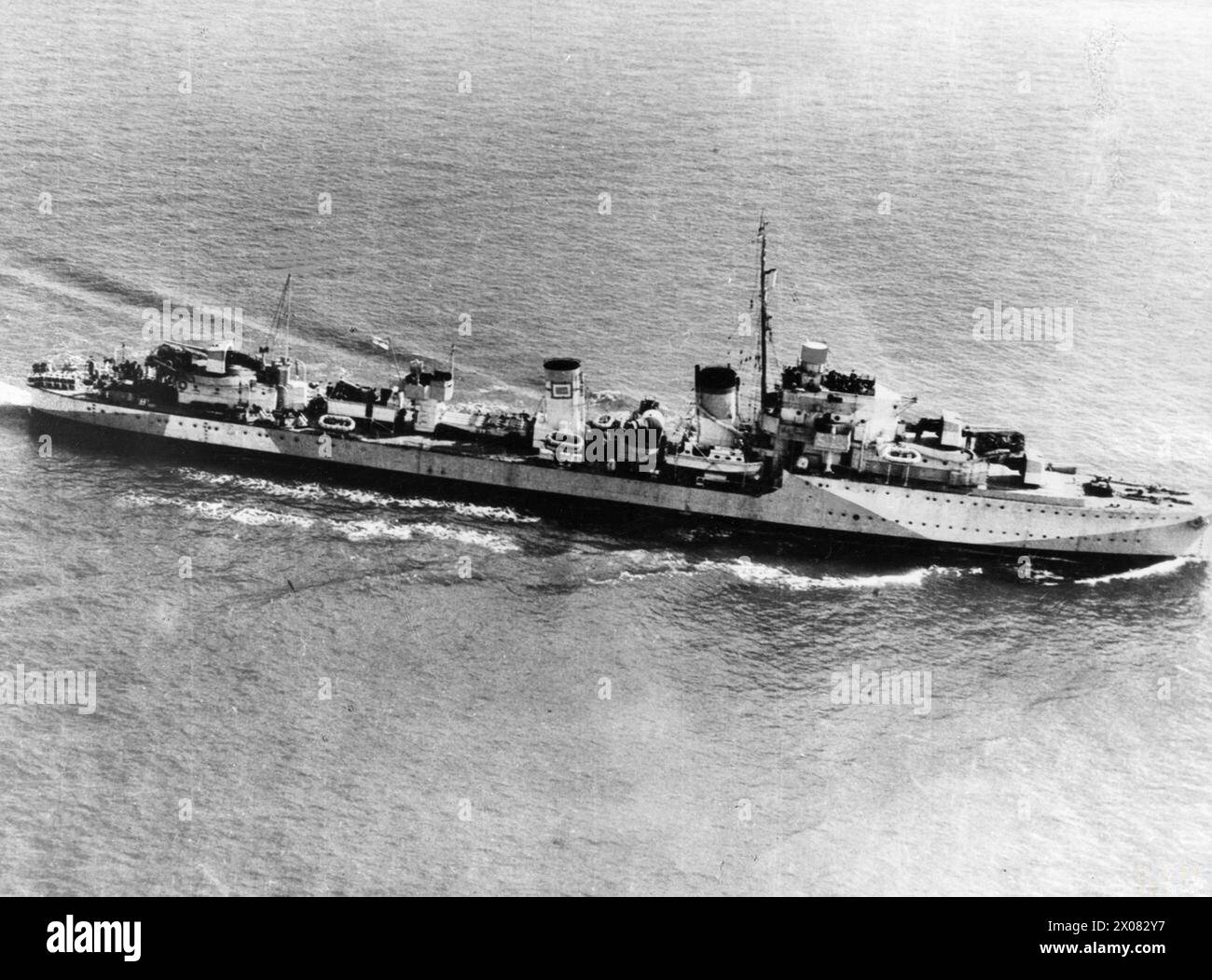 Aerial photograph of HMS Hesperus, a 1340-ton Hero-class destroyer ...
