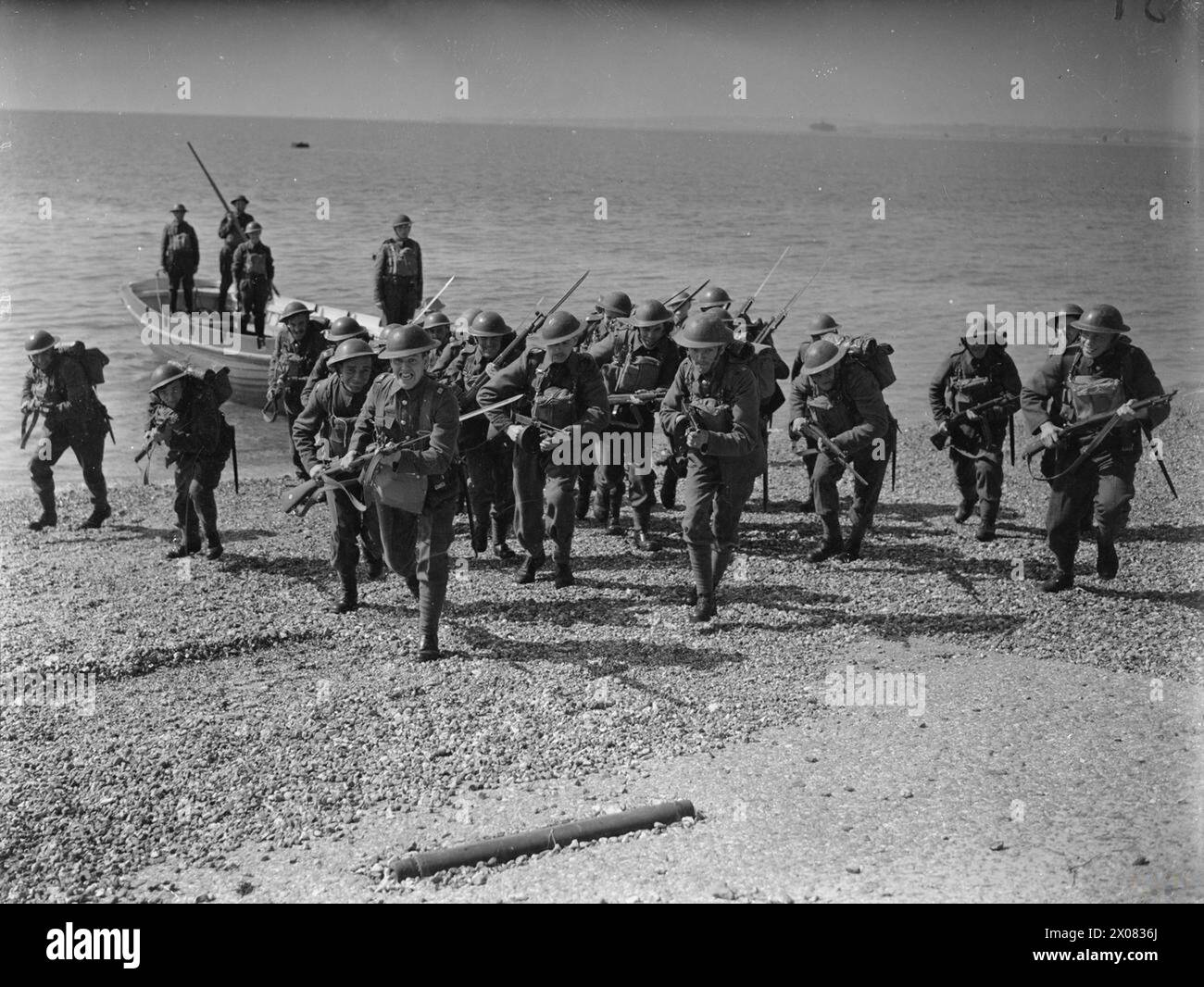 MARINES IN TRAINING AT THE ROYAL MARINE BARRACKS, EASTNEY. JUNE 1941 ...