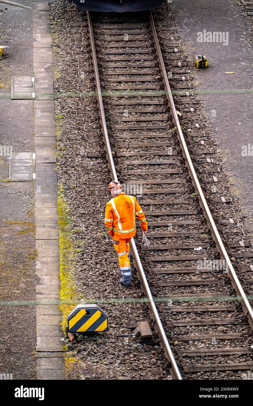 Shunter, railroad worker, shunting locomotive, at the Hagen-Vorhalle ...