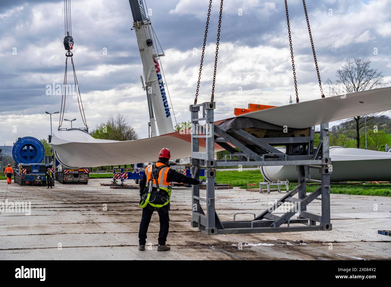 Preparation for the transport of a 68 meter long blade, a wind turbine ...