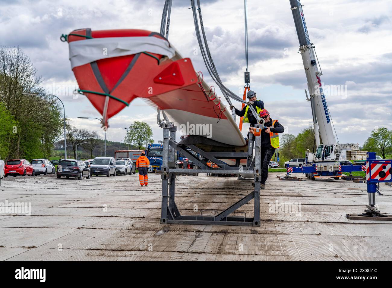 Preparation for the transport of a 68 meter long blade, a wind turbine ...