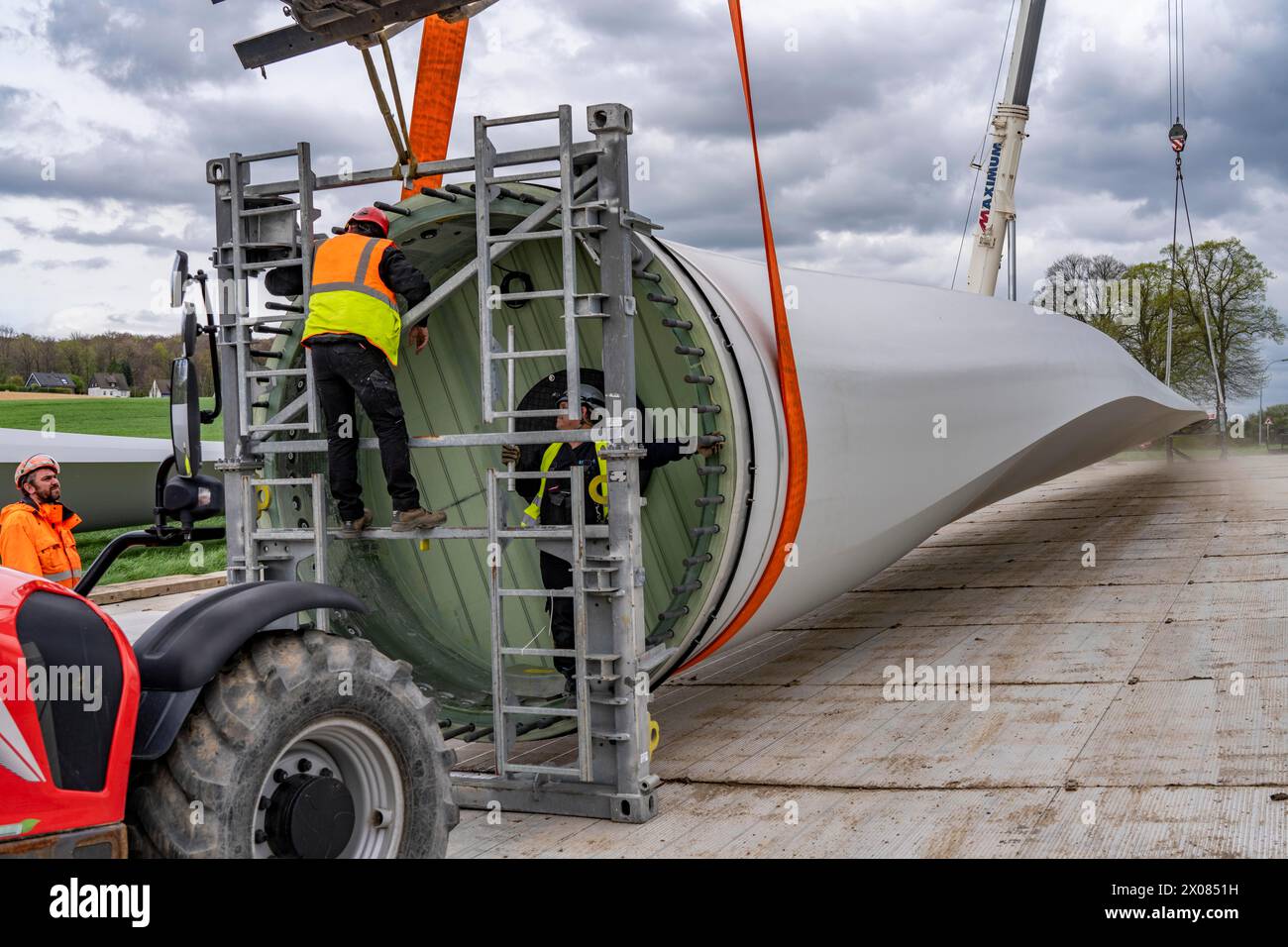 Preparation for the transport of a 68 meter long blade, a wind turbine ...
