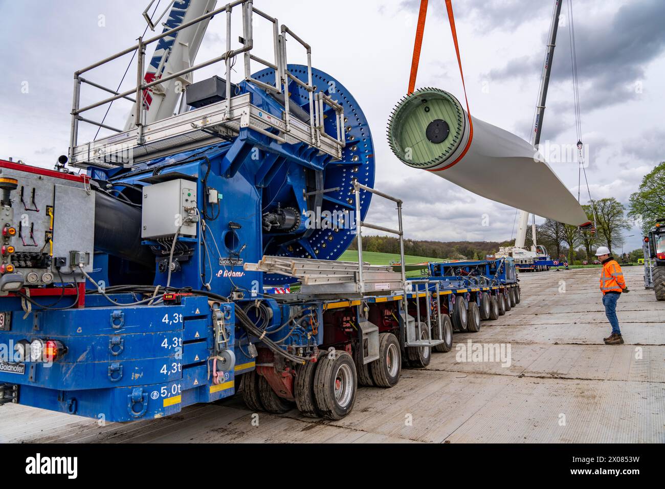 Preparation for the transport of a 68 meter long blade, a wind turbine ...