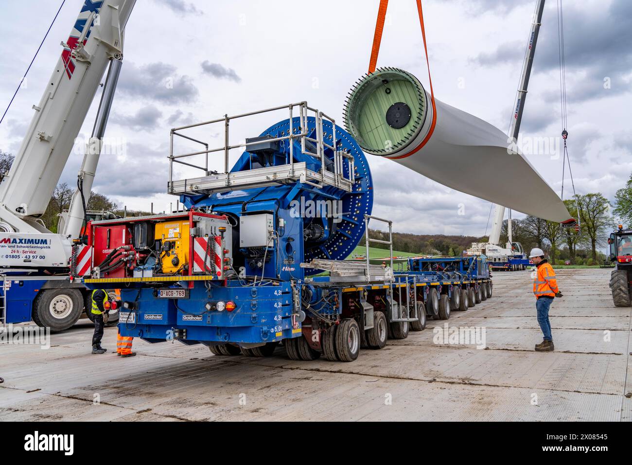Preparation for the transport of a 68 meter long blade, a wind turbine ...