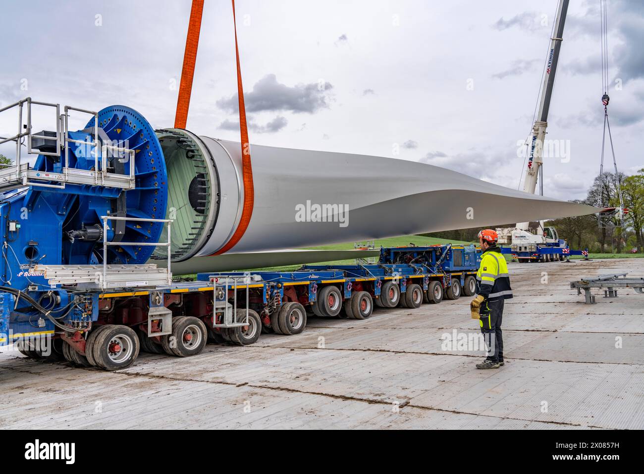 Preparation for the transport of a 68 meter long blade, a wind turbine ...
