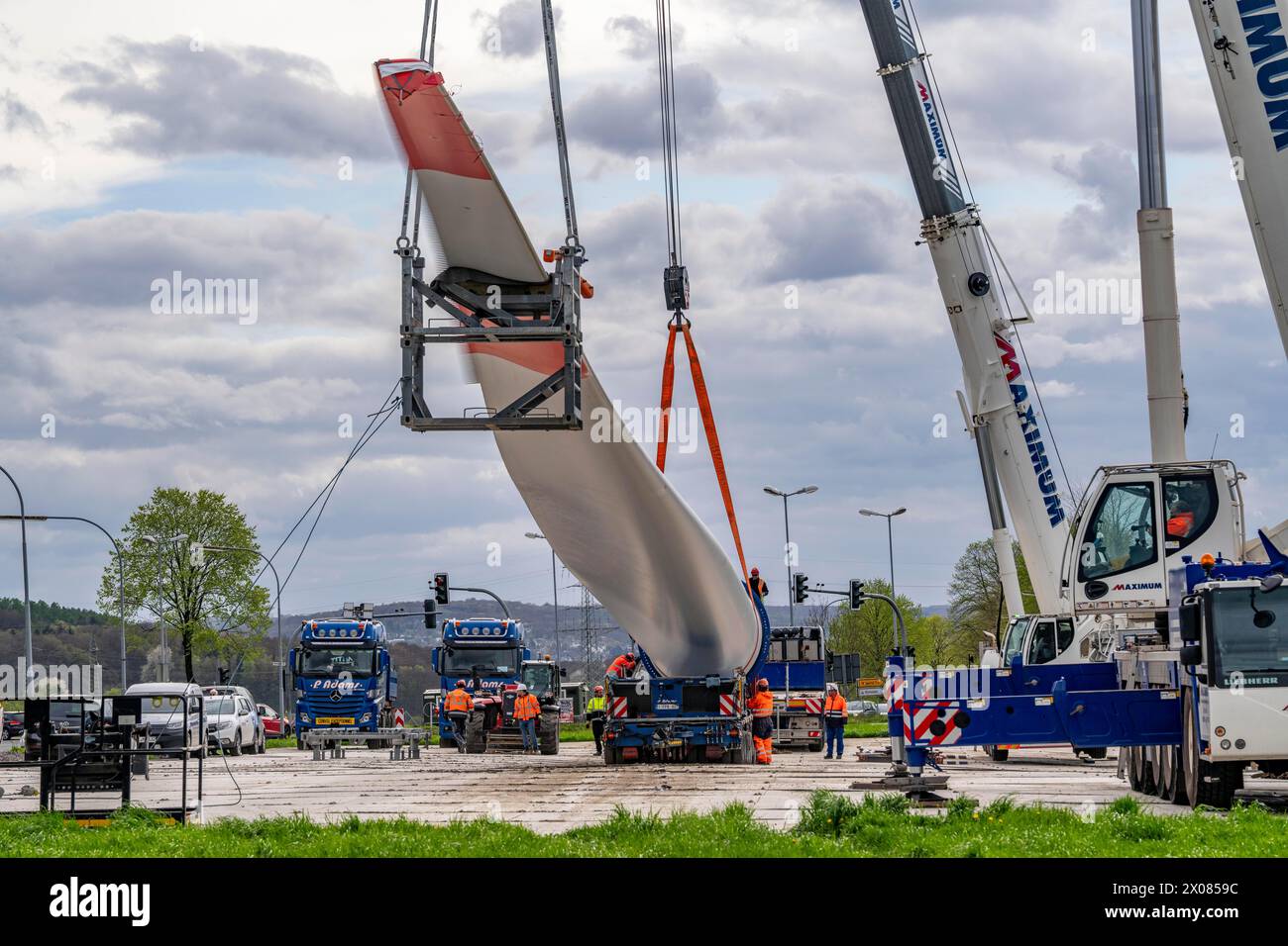 Preparation for the transport of a 68 meter long blade, a wind turbine ...