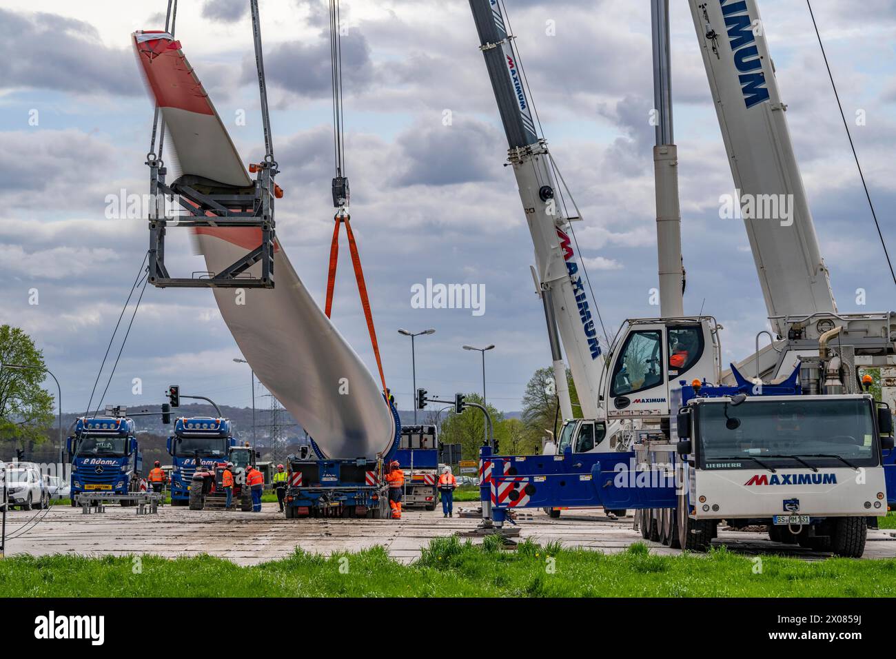 Preparation for the transport of a 68 meter long blade, a wind turbine ...