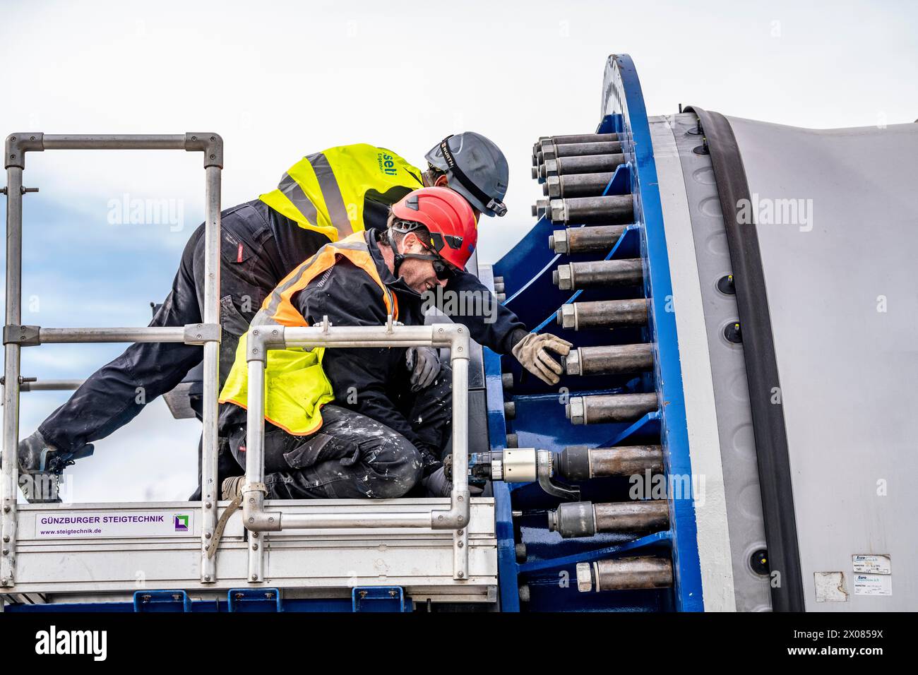 Preparation for the transport of a 68 meter long blade, a wind turbine ...