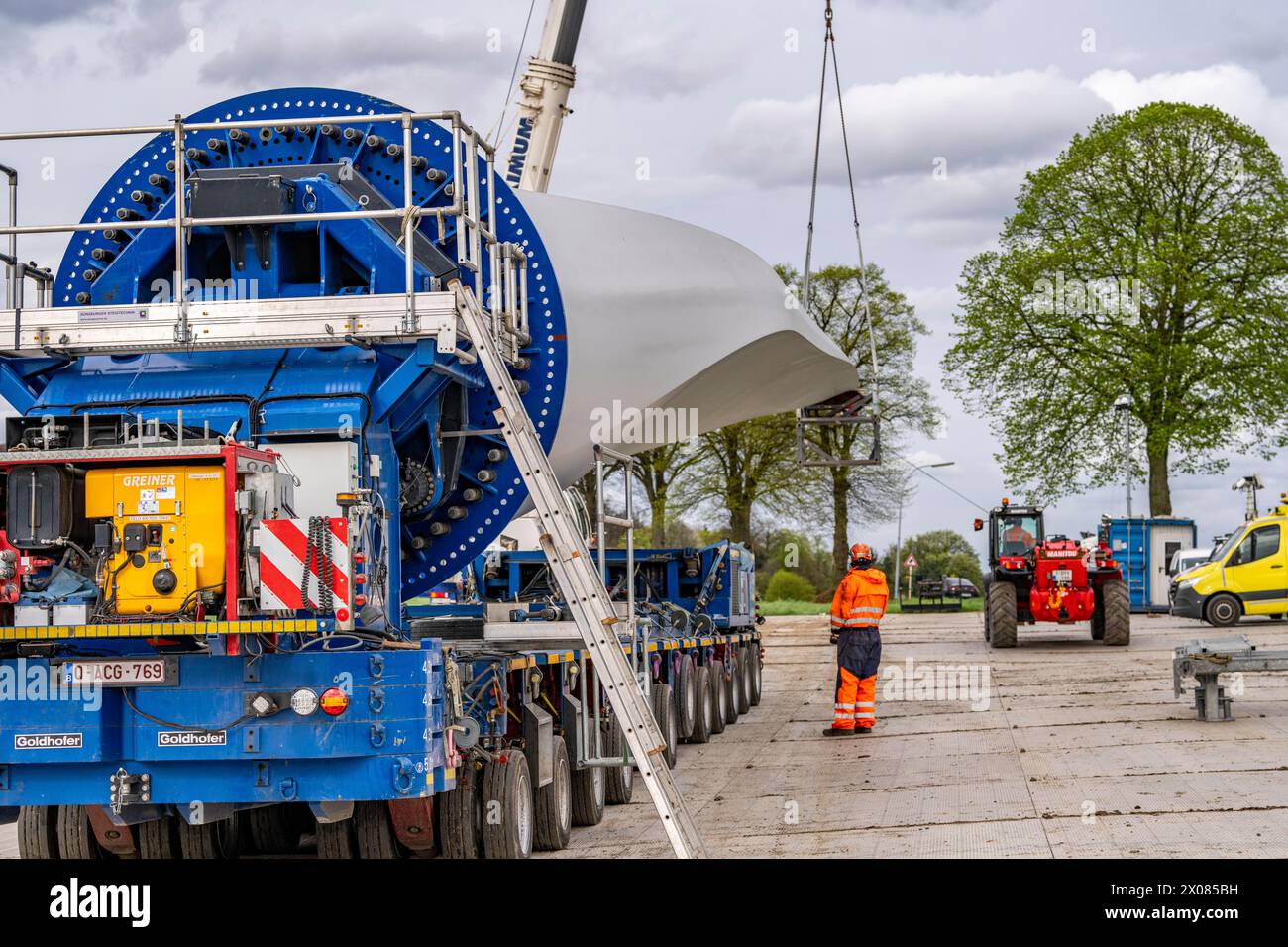 Preparation for the transport of a 68 meter long blade, a wind turbine ...