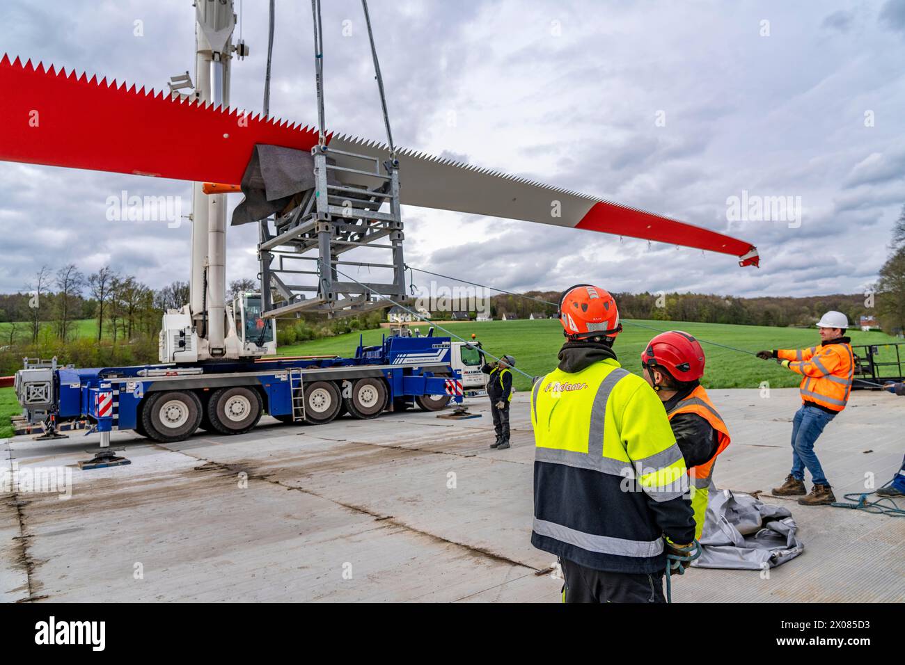 Preparation for the transport of a 68 meter long blade, a wind turbine ...