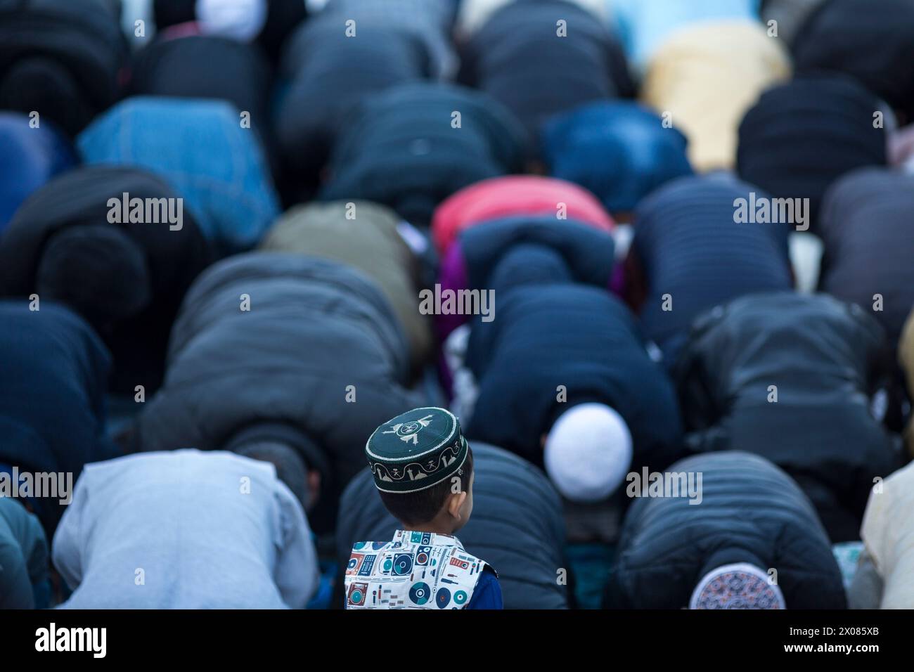 Madrid, Spain. 10th Apr, 2024. A child is seen amid a crowd of Muslims ...