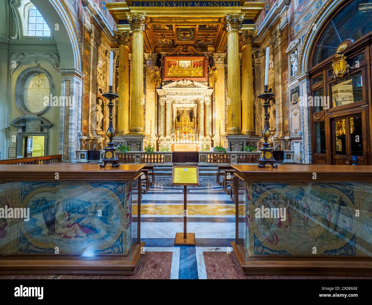 Altar of catholicism hi-res stock photography and images - Alamy