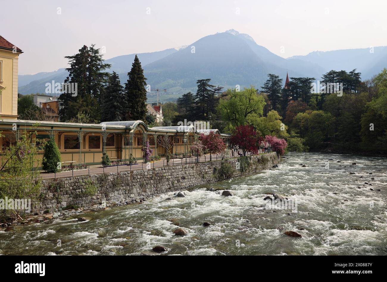Meran, Südtirol, Italien 09. April 2024: Ein Frühlingstag in Meran ...