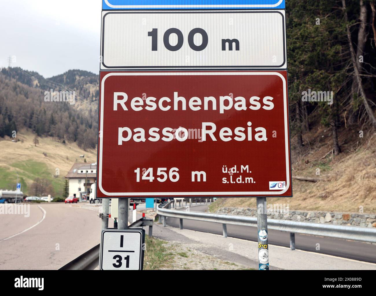 Reschenpass, Südtirol, Italien 09. April 2024: Ein Frühlingstag am ...