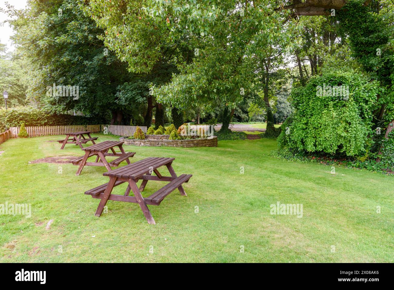 Empty garden bench hi-res stock photography and images - Alamy