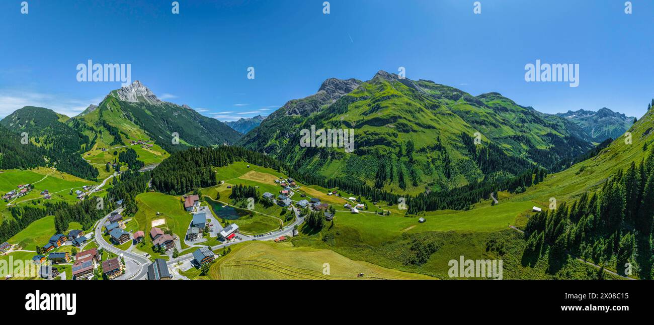 Ausblick auf das Bergdorf Warth am Arlberg in Vorarlberg im Sommer ...