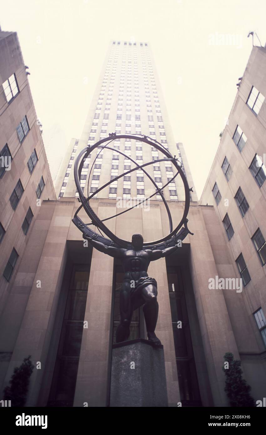 Atlas statue at Rockefeller center Stock Photo - Alamy