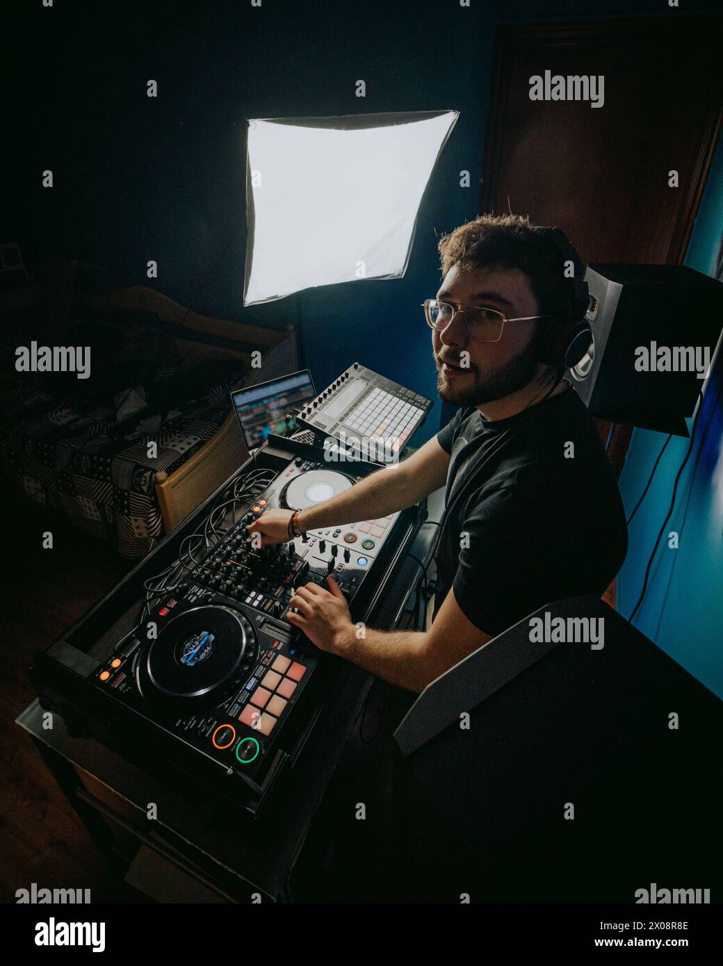 Audio sync hi-res stock photography and images - Alamy