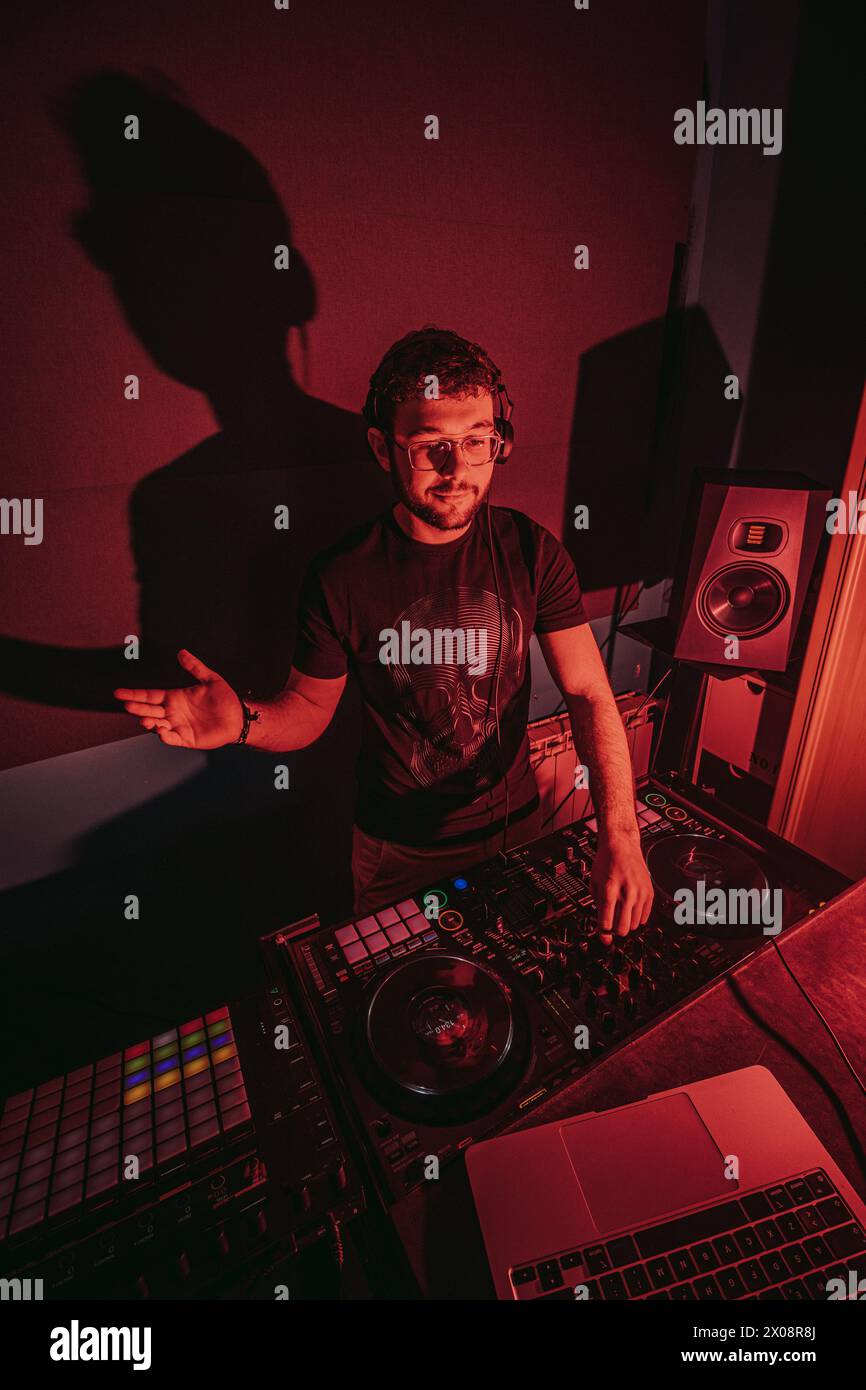 Cool lighting on performer hi-res stock photography and images - Alamy