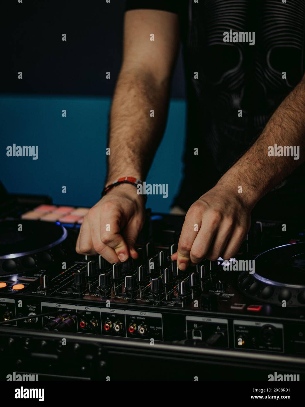 Electronic music decks hi-res stock photography and images - Alamy