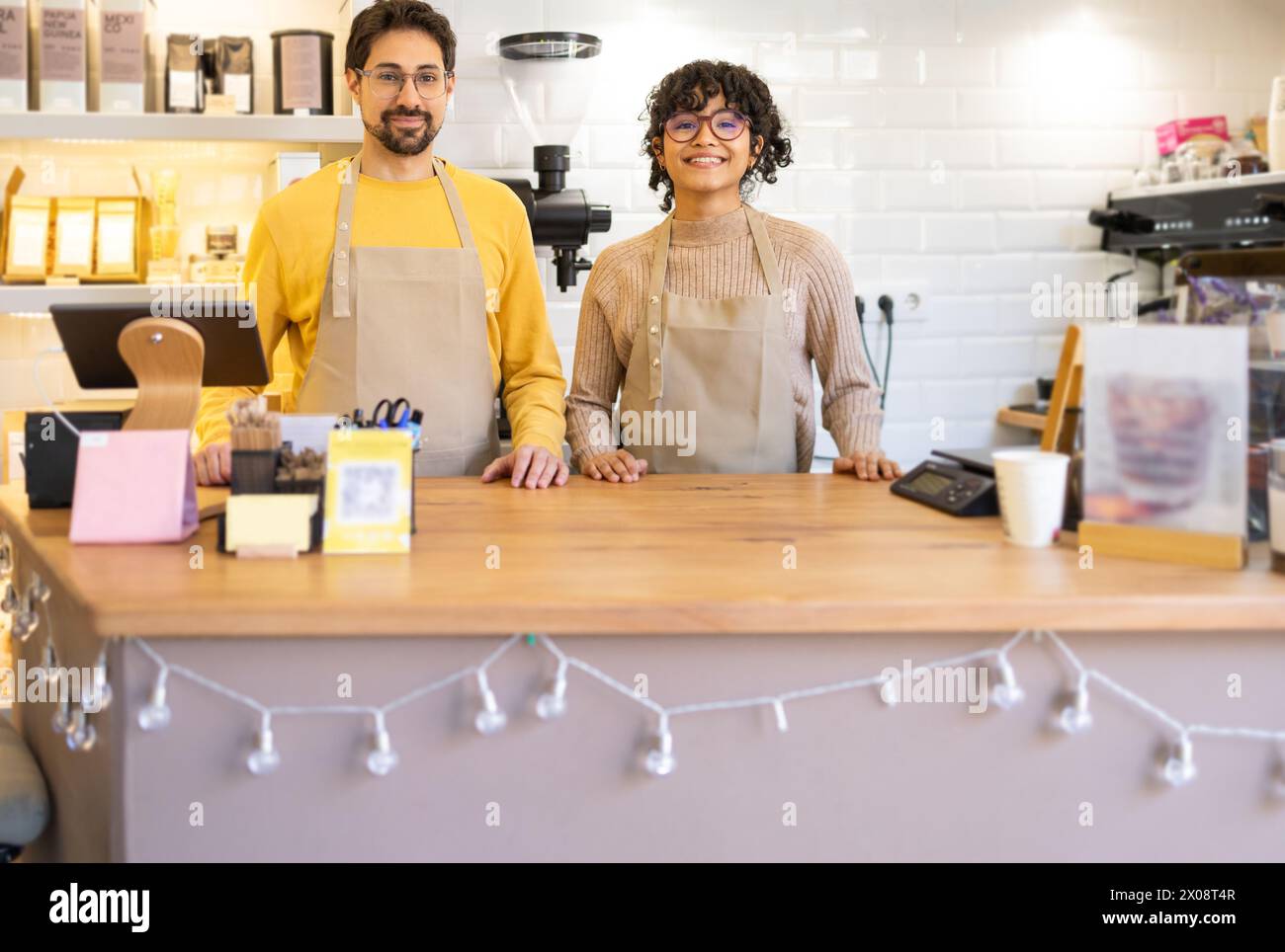 Coffee shop employees hi-res stock photography and images - Alamy