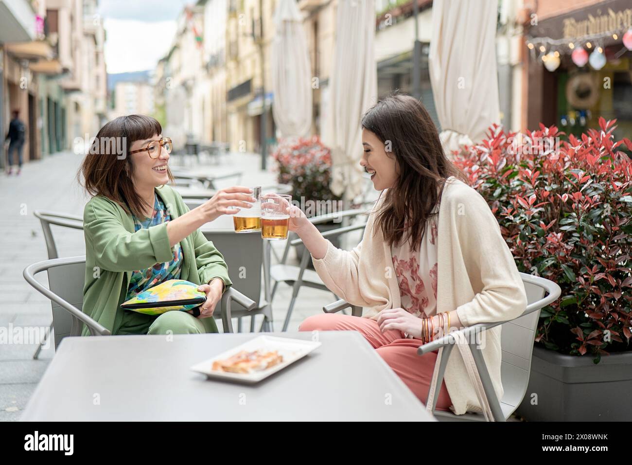 Meet up in cafe hi-res stock photography and images - Alamy