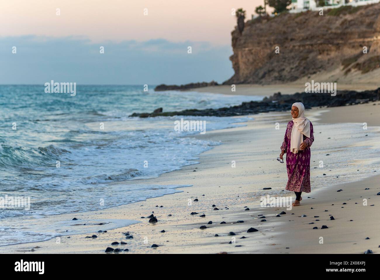Hijab barefoot hi-res stock photography and images - Alamy
