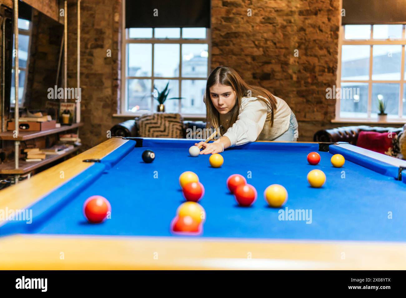 Female pool player hi-res stock photography and images - Alamy