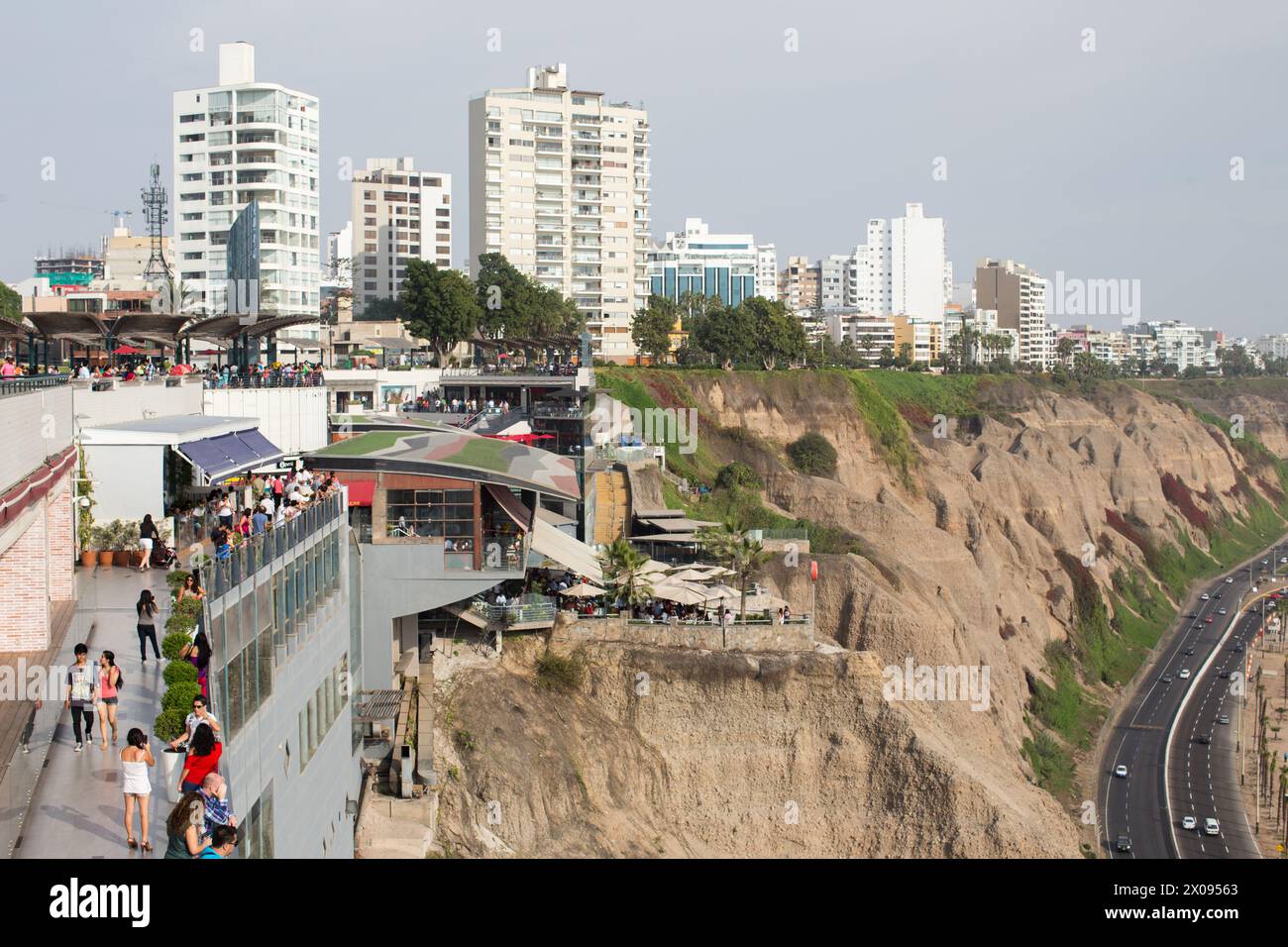 The Larcomar shopping district and ocean view of Miraflores district in ...