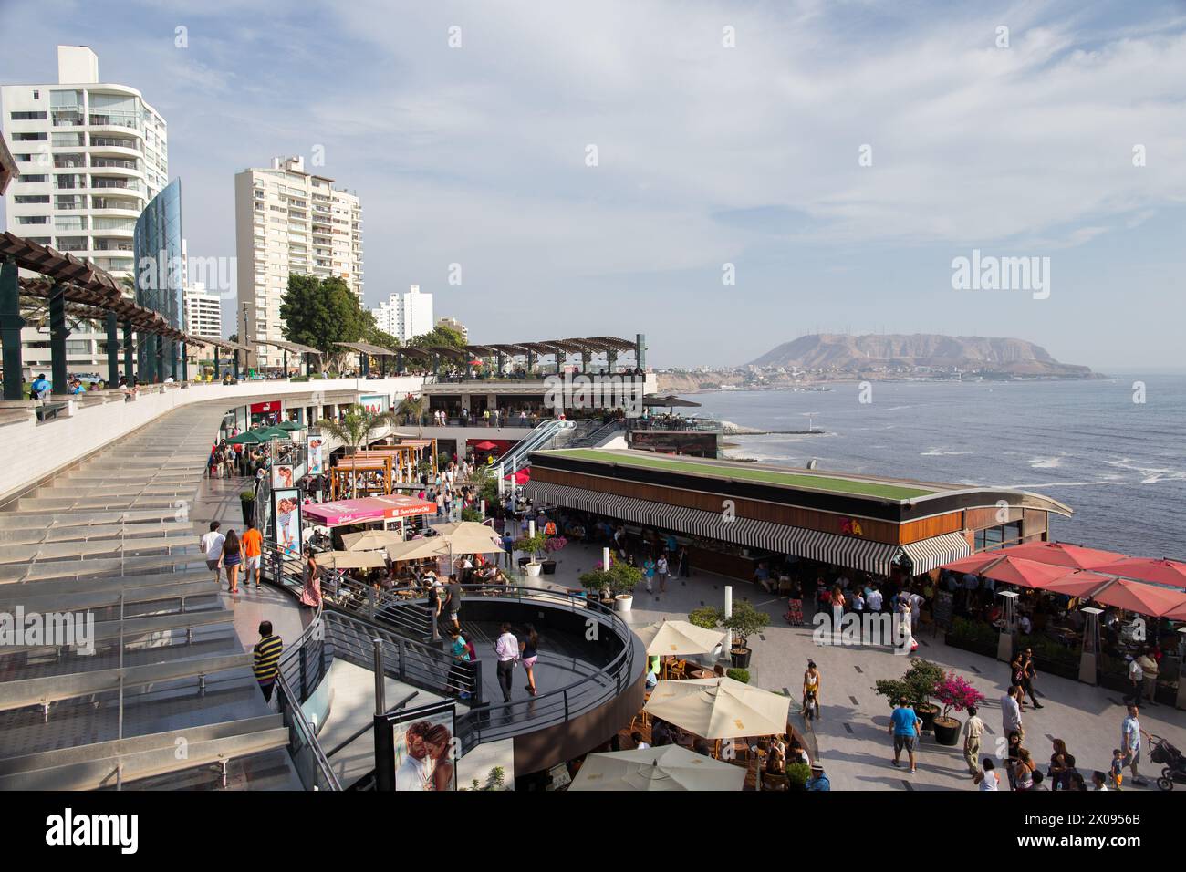 The Larcomar shopping district and ocean view of Miraflores district in ...