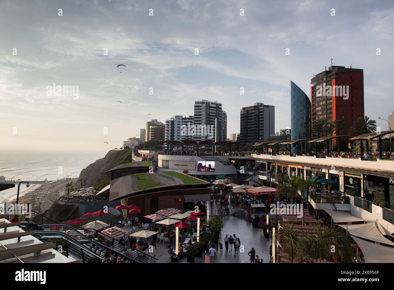 The Larcomar shopping district and ocean view of Miraflores district in ...