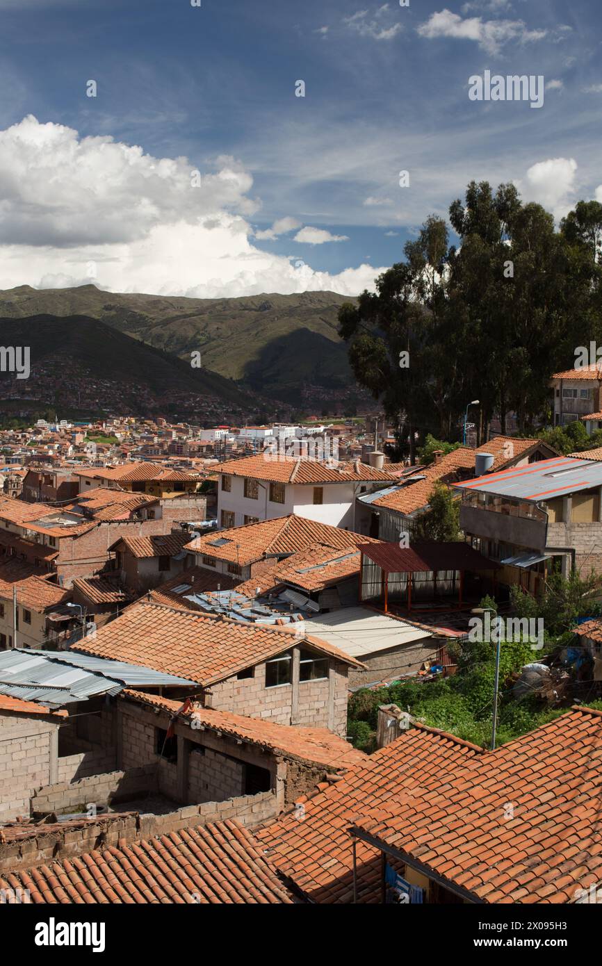 Walking the historic city streets of cusco city in Peruvian Andes ...